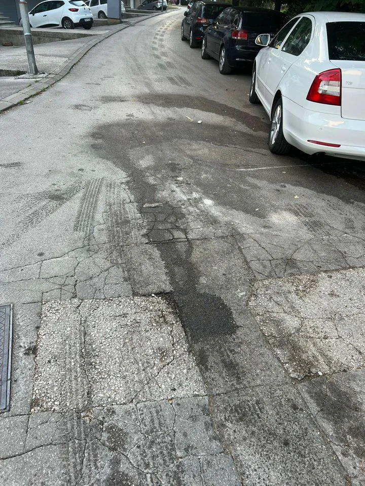 SMRDI, BAŠ SMRDI NA LAUŠU: Kamion gradske "Čistoće" ostavlja nesnosan ...